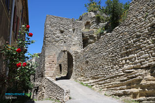 Saignon - Village in the Luberon - Vaucluse - Provence Web - France