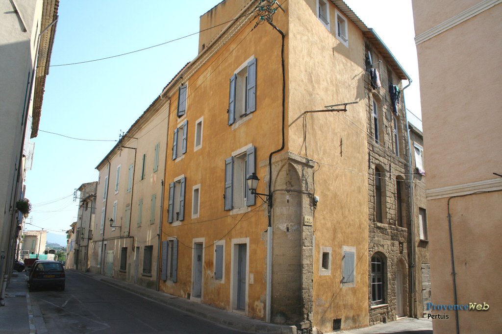 Pertuis - Town in the Vaucluse - Provence Web - France